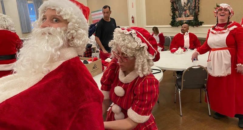 Pasadena Jaycees Help Out Santa on Christmas Eve – Pasadena Now