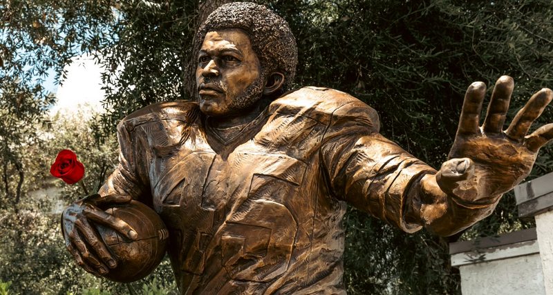 Rose Bowl Stadium Unveils Statue Honoring Ohio State’s Archie Griffin ...